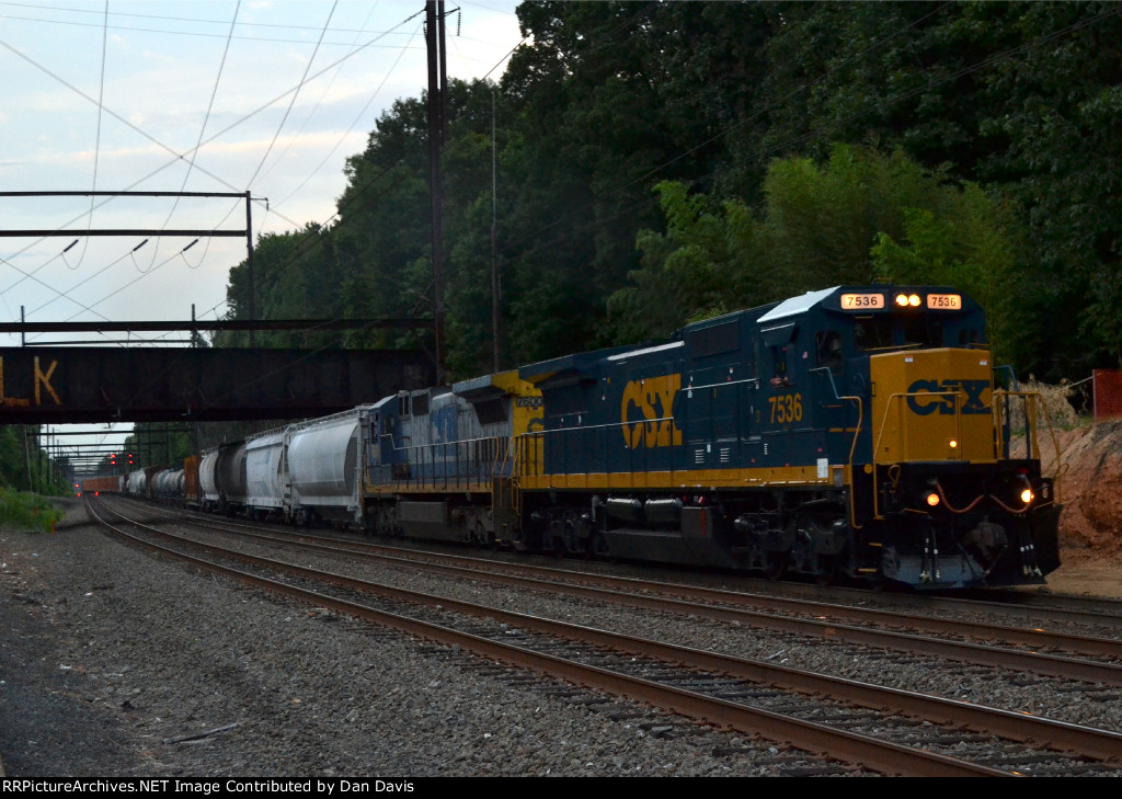 CSX C40-8 7536 leads Q301-03